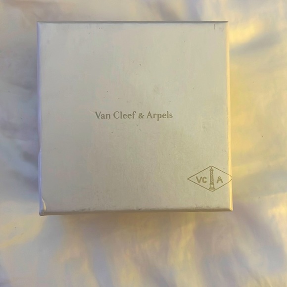 Van Cleef & Arpels | Jewelry | Van Cleef Arpels Box Holds Chain ...